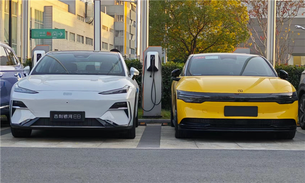 银河E8、极氪007同框：20万级新晋纯电怎么选-新浪汽车