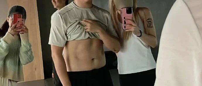 太自律了！UZI健身后首次晒出腹肌照！Jiejie询问Meiko太泪目|Uzi|meiko|edg_新浪新闻