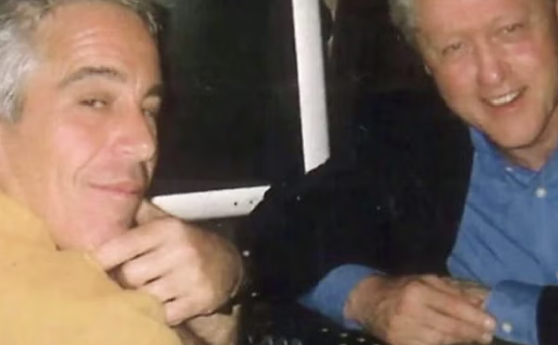 特朗普“经常去吃饭但从不上桌”？大卫·科波菲尔用门票换女孩？美国“淫魔富商案”法庭文件公开|爱泼斯坦|克林顿|特朗普_新浪新闻