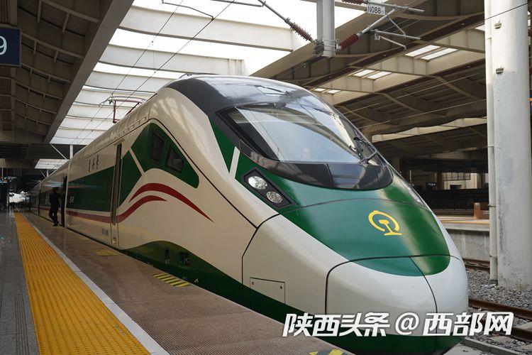 全面换新！陕西首趟CR200J1—C型“复兴号”动力集中型动车组列车开行|列车|旅客|陕西省_新浪新闻