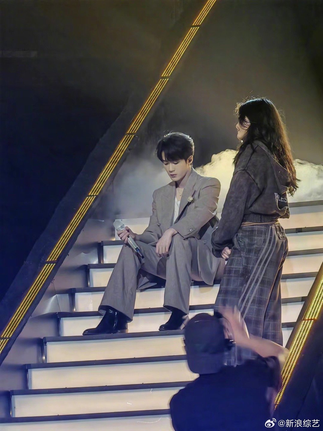 新鲜出炉@MIC檀健次JC-T 一身亚麻色西装搭配简单白t……|檀健次_新浪新闻