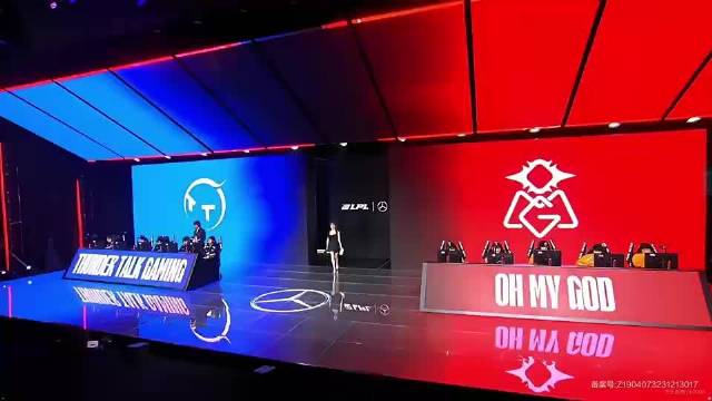 LPL今日女主持人Baobao出场：火辣黑色连衣裙+肉色丝袜_新浪新闻