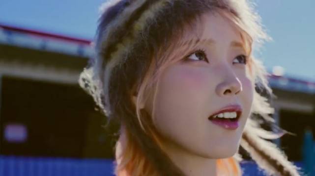 IU新单《孢子Holssi》超清MV！_新浪新闻