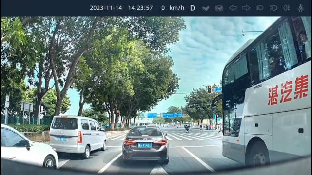 小鹏G6 NGP行驶被加塞，NGP未识别导致撞车|汽车资讯|汽车视频|新能源_新浪新闻