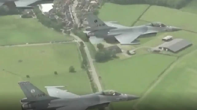 驻韩美军F16战机飞行中副油箱掉落|F16战机|F-16战斗机|美国空军_新浪新闻