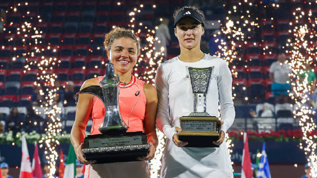 北京时间2月25日凌晨，WTA1000等级的迪拜站决赛展开激烈厮杀……|迪拜_新浪新闻