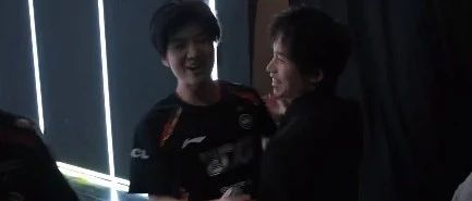 厂长终于笑了！EDG首胜，厂长激动拥抱每一名队员！|edg_新浪新闻