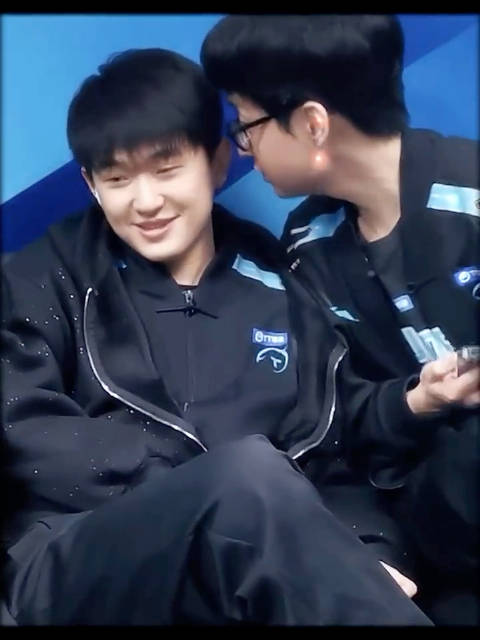 1xn更新和HOYA互动视频～ 你们这是在|rng|英雄联盟_新浪新闻