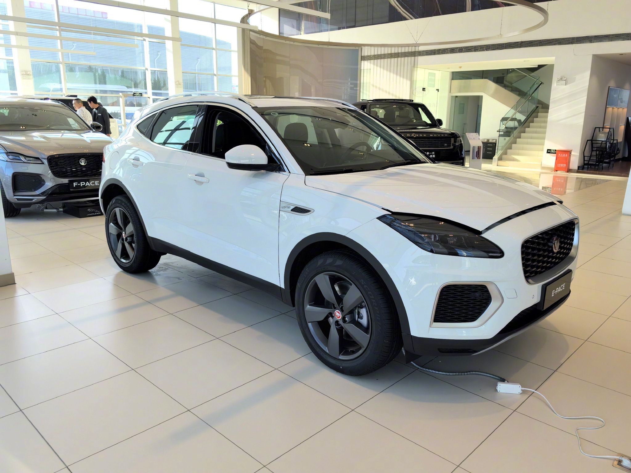 捷豹E-PACE，1.5T低配15万，加1万成2.0T低配， 15万买捷豹 还要啥自行车啊|捷豹|哆啦A梦|捷豹E-PACE_新浪新闻