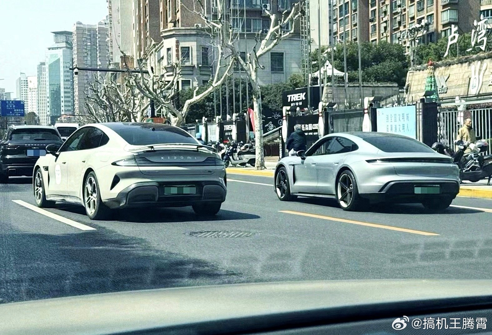 好家伙，小米SU7和保时捷Taycan同框了，其实二者区别还是挺大的…|保时捷|小米|其实_新浪新闻