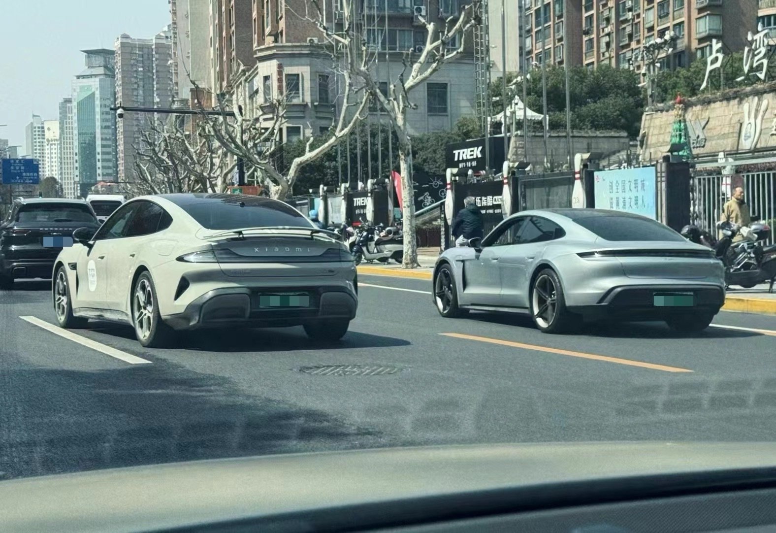 小米SU7和保时捷Taycan同框|保时捷|小米|汽车资讯_新浪新闻