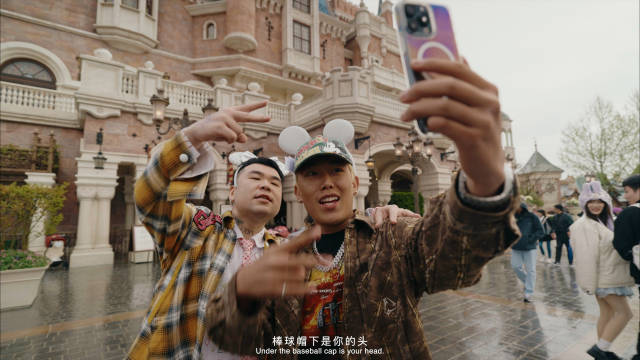 KnowKnow与诺米合作拍摄《想带你去迪士尼》MV，昨天拍摄今天发布，效率惊人！|想带你去迪士尼_新浪新闻