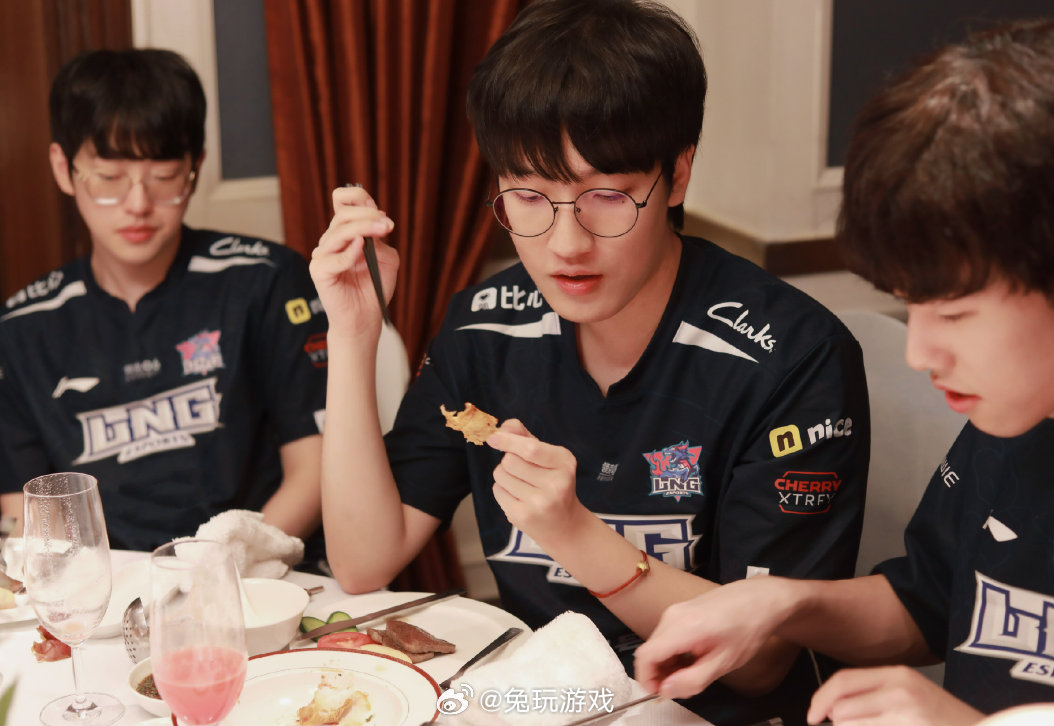 Doinb直播爆料即便Tarzan想参加老头杯…|tarzan|Doinb|韩服_新浪新闻