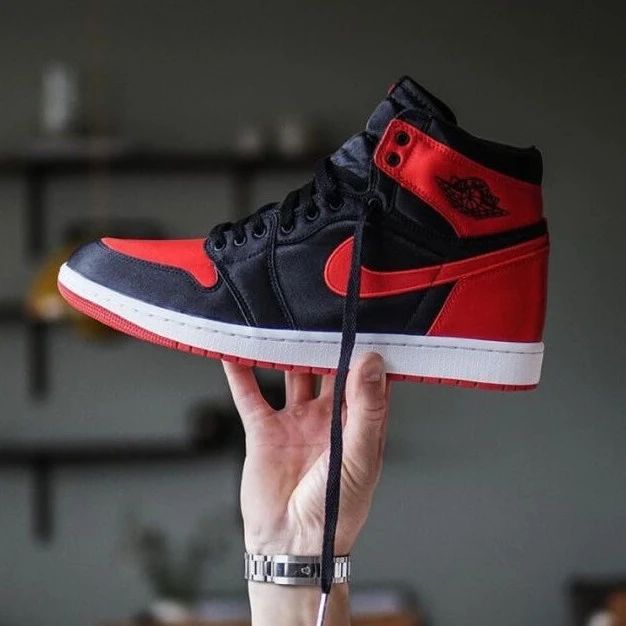 重磅！AJ1「黑红禁穿」确认复刻，元年版重新发售了？？？|AJ1_新浪新闻