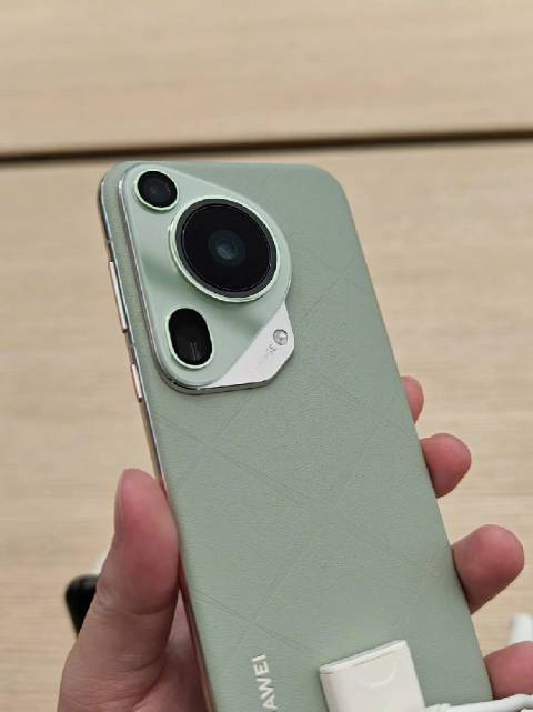 华为 Pura70 全系列首发上手体验！华为 Pura70 Ultra 堆料还是猛 ！|华为 _新浪新闻