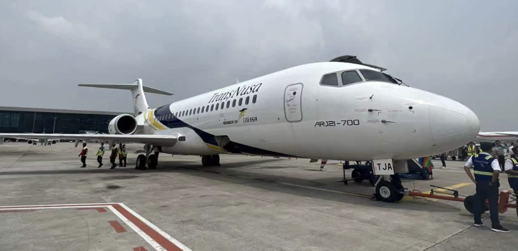 国产ARJ21海外商用一周年，首个海外用户详解运营怎样了|印尼|ARJ21飞机_新浪新闻