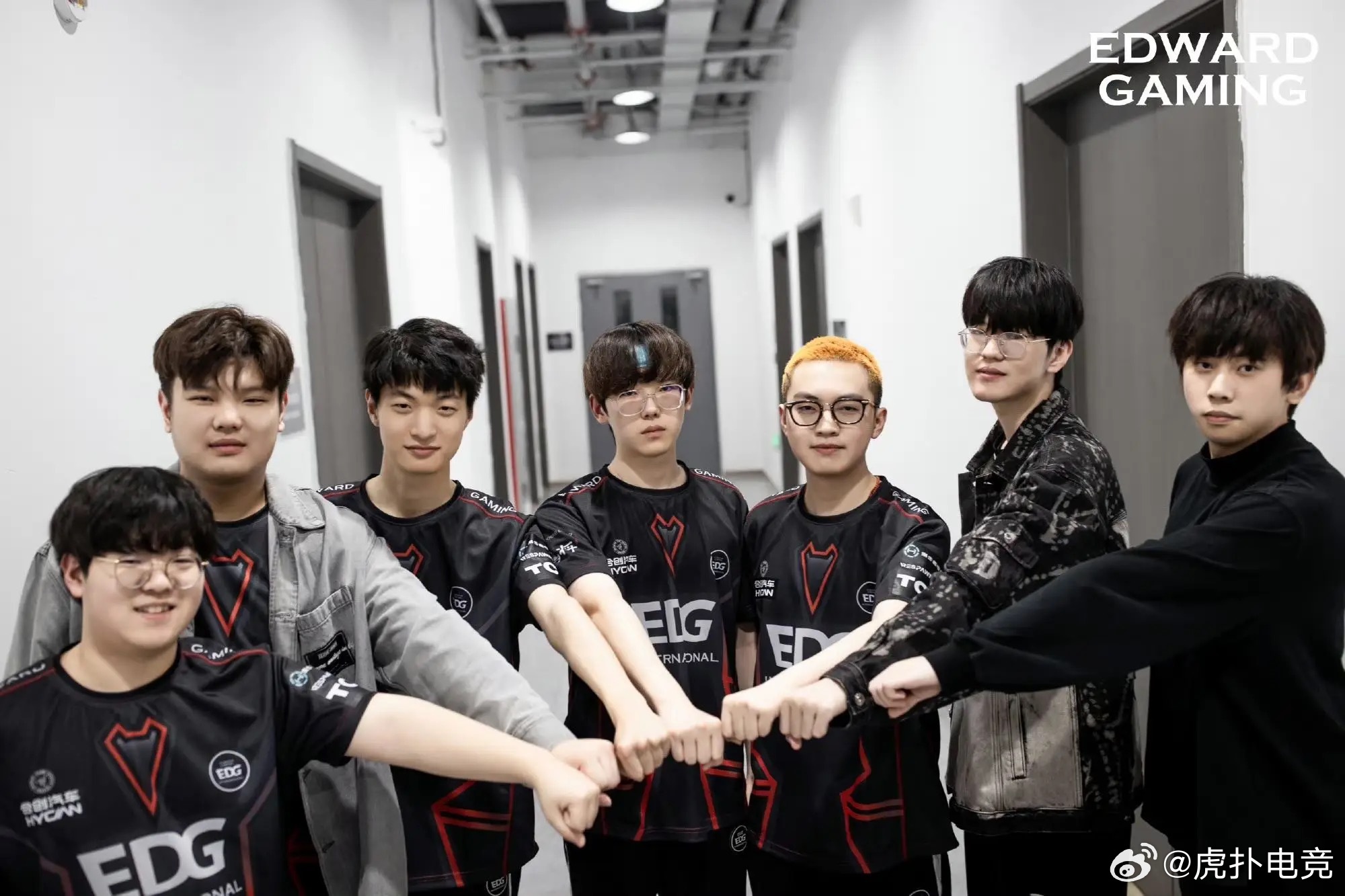 EDG晒Jiejie、Ale与瓦电选手合影：不要小瞧EDG所有人的羁绊|edg|无畏契约|Jiejie_新浪新闻