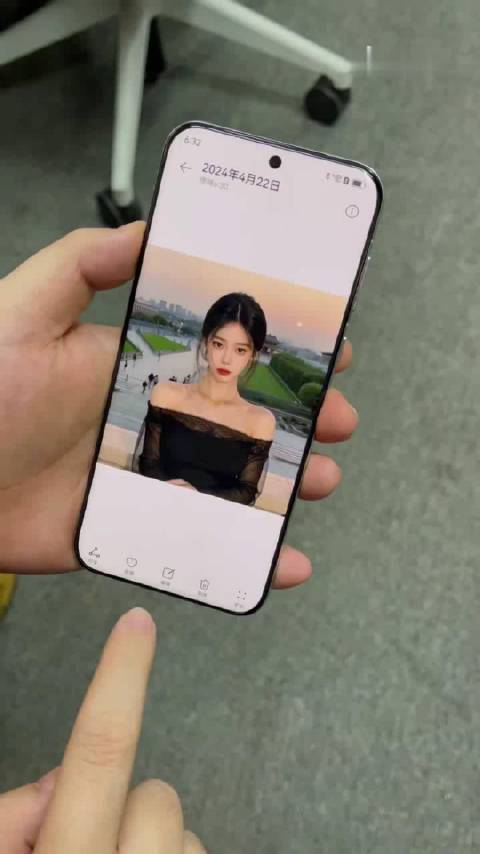 华为P70系列手机的智能AI修图，能一键将女性的衣服消除一部分！|华为|衣服|AI_新浪新闻