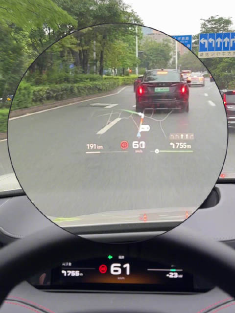 有朋友说：小米 SU7 有 HUD 抬头显示够了，仪表盘可以取消 真的吗？_新浪新闻