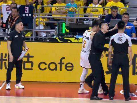 CBA半决赛G3再闹笑话！杨鸣怒撞裁判原因曝光，闫军被打脸|CBA|杨鸣|闫军_新浪新闻