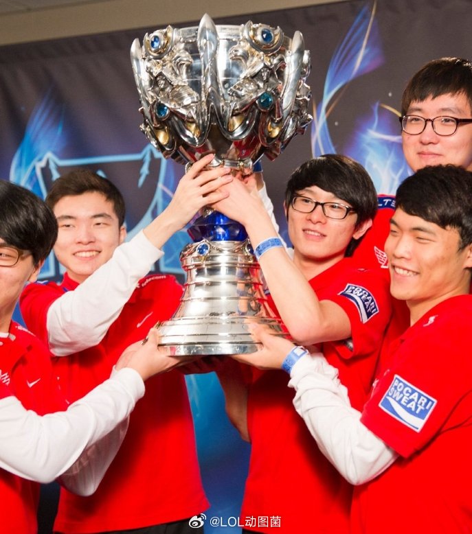 SKT一代目冠军上单Impact和Faker在S3捧杯时…|SKT|Faker|T1_新浪新闻