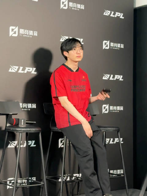 乖乖等专访开始的deokdam选手|fpx_新浪新闻