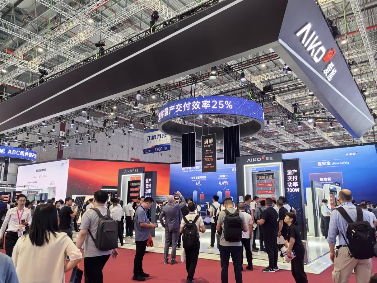 直击SNEC|爱旭股份“满屏”ABC组件转换效率突破25% 最快于第三季度末量产交付|爱旭股份|组件|转换效率_新浪新闻