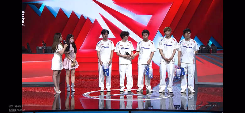 Burdol又在舞台上学中文啦|LGD|夏季赛|WE_新浪新闻