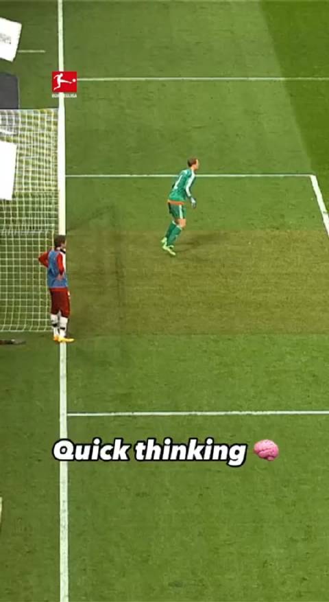 德甲联赛ins更新 Sharp reflexes! 😁 也是名场面了_新浪新闻