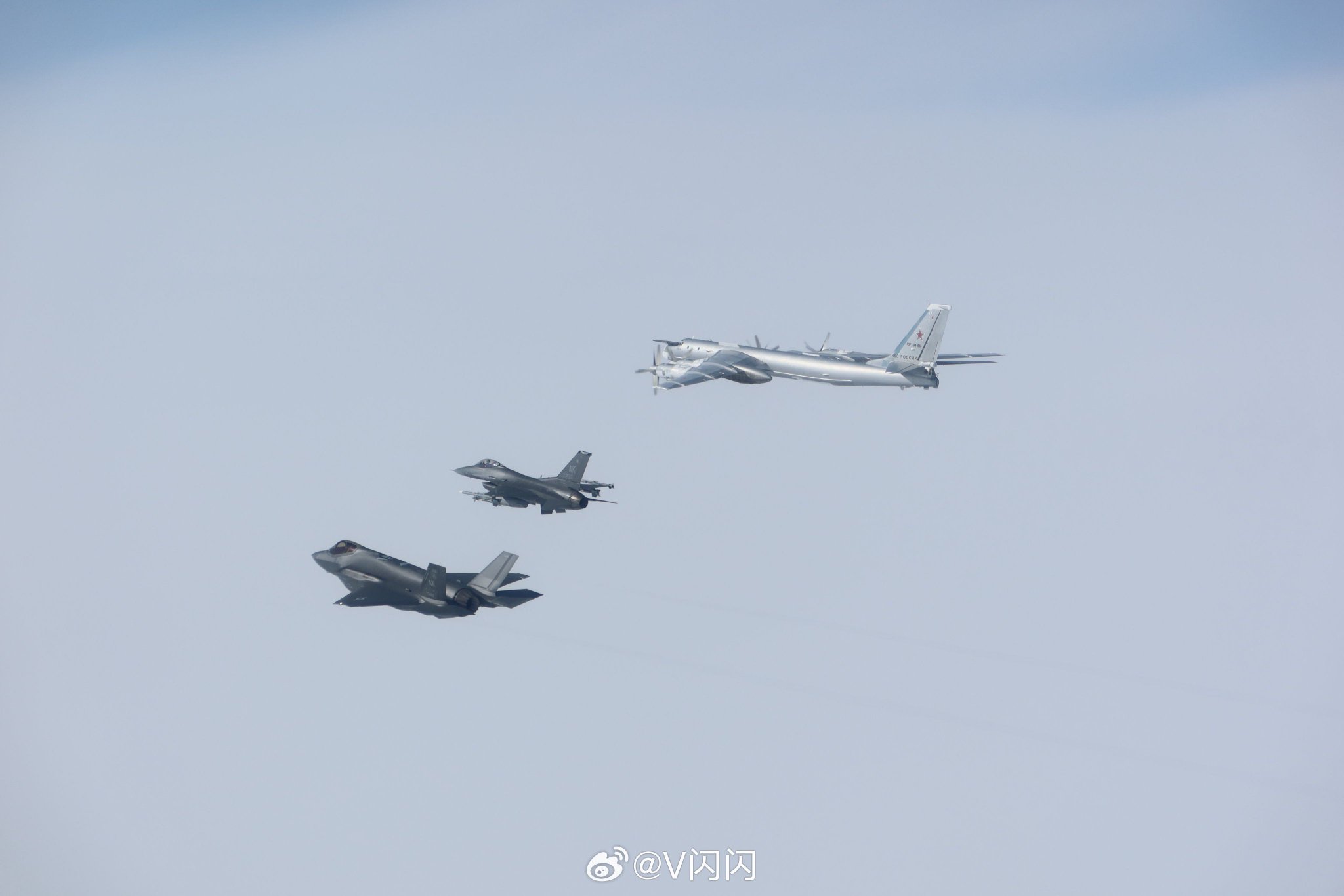 H-6K这次在北极圈附近上空，被北美的F35，F16伴飞了|F16|F35|北美_新浪新闻