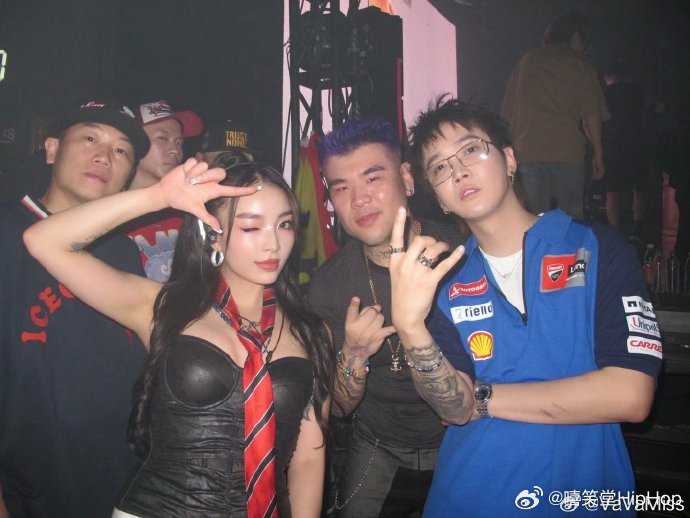 VaVa、TT、KnowKnow同台秀造型，网友惊叹水平高|造型_新浪新闻