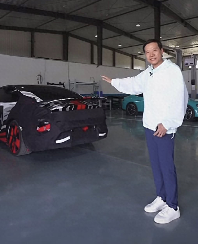 小米SU7 Ultra实车国内曝光，1.97秒“破百”/明年上半年发布-新浪汽车