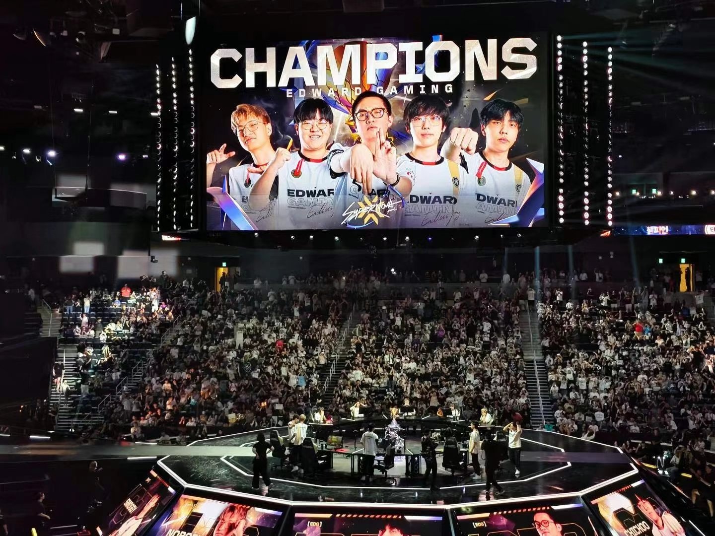 仁川福地！ EDG创造了CN瓦的历史，真的就是拿了IG的剧本一路问鼎冠军啊！|edg|ig|问鼎_新浪新闻