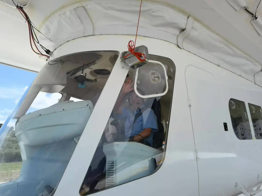我国自主研制载人飞艇“祥云” AS700 在广西阳朔开展试乘体验|广西_新浪新闻