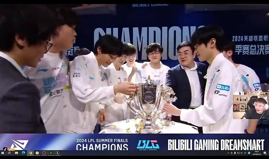 爆💥Uzi吐槽自己捧杯图：什么冠军都能刷到我捧杯，无畏契约夺冠都有我_新浪新闻