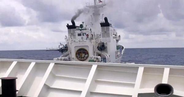 视频丨菲律宾9701号船故意冲撞中国海警5205舰|菲律宾|中国海警|左舷_新浪新闻