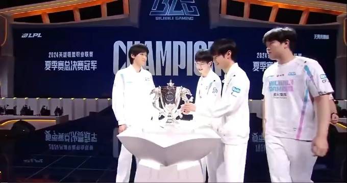 LOL赛事官推晒BLG捧杯视频并且配文：LPL开启了一个新的时代！|LOL赛事|lpl|blg_新浪新闻