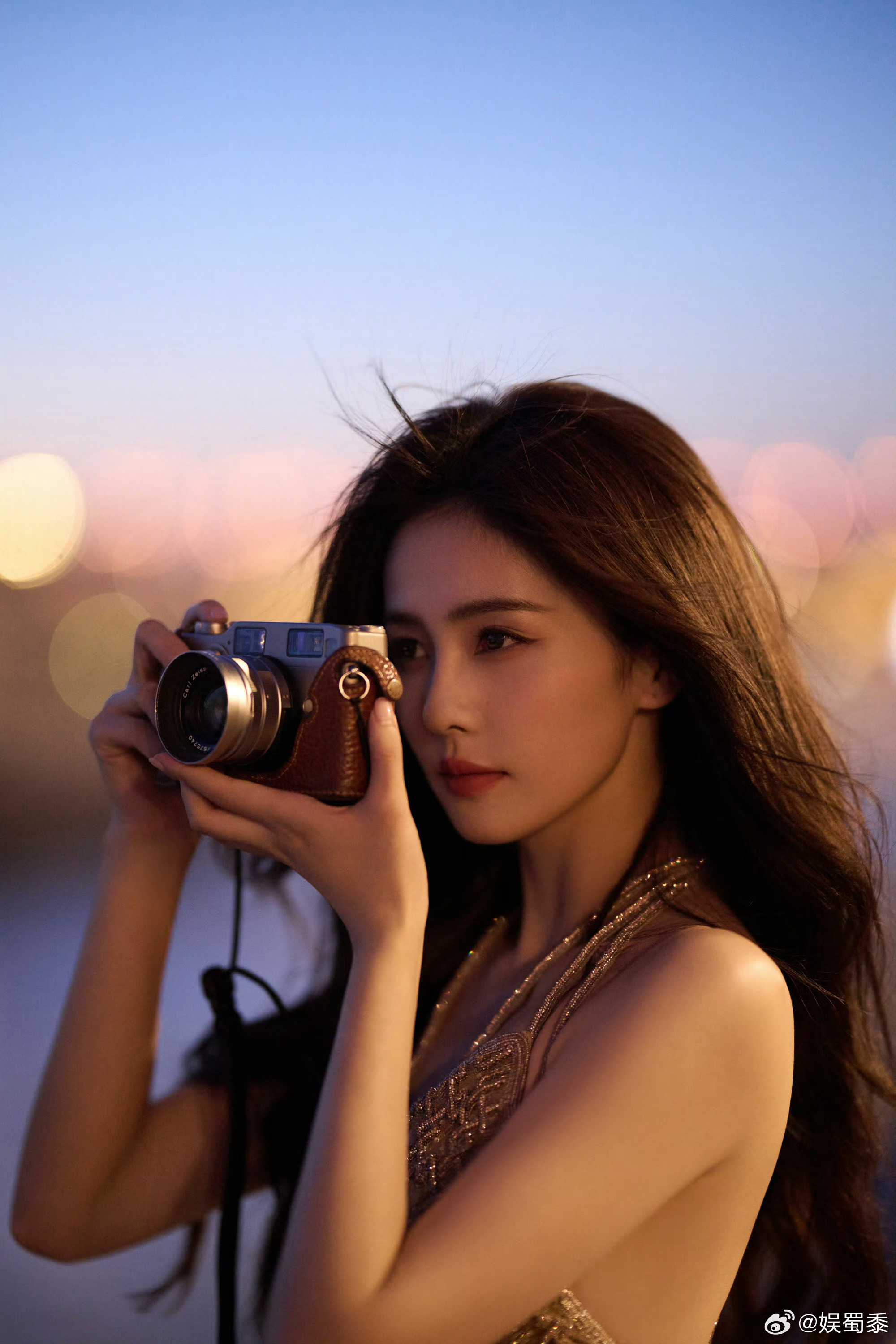 白鹿新专辑MyOdyssey封面来啦～ 金色高镂空高定流光溢彩好高级…|白鹿|高定|镂空_新浪新闻