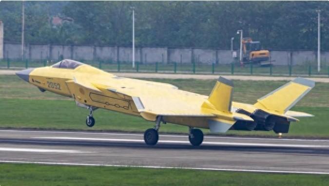 终于突破难关，歼20A以“完全体”出现，美媒承认：战力超越F22|歼-20|战斗机|歼-20战斗机_新浪新闻