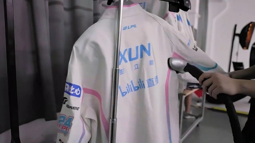 BLG的S14定妆照花絮：Wei-以后中间是谁（Bin）知道吧|blg|WEI|Bin_新浪新闻