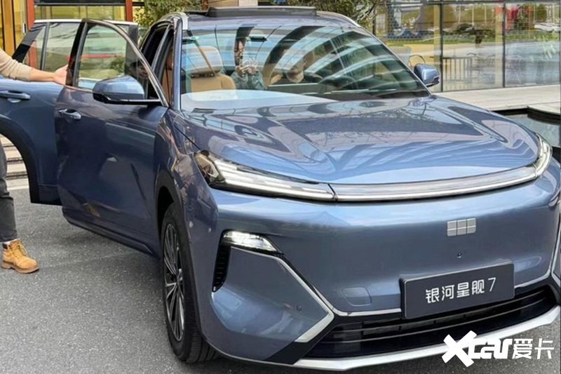吉利银河星舰7街拍！销售：11月上市 比L7便宜很多-新浪汽车