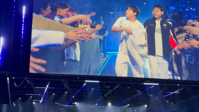 Bin登场时把外套脱了给观众！ wbg对战blg胖虎陪你看s14|外套_新浪新闻