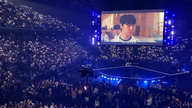 宣传片出现chovy和Faker时 现场变成了星河 太酷啦 blg晋级s14决赛英雄联盟s14|chovy|blg|英雄联盟_新浪新闻