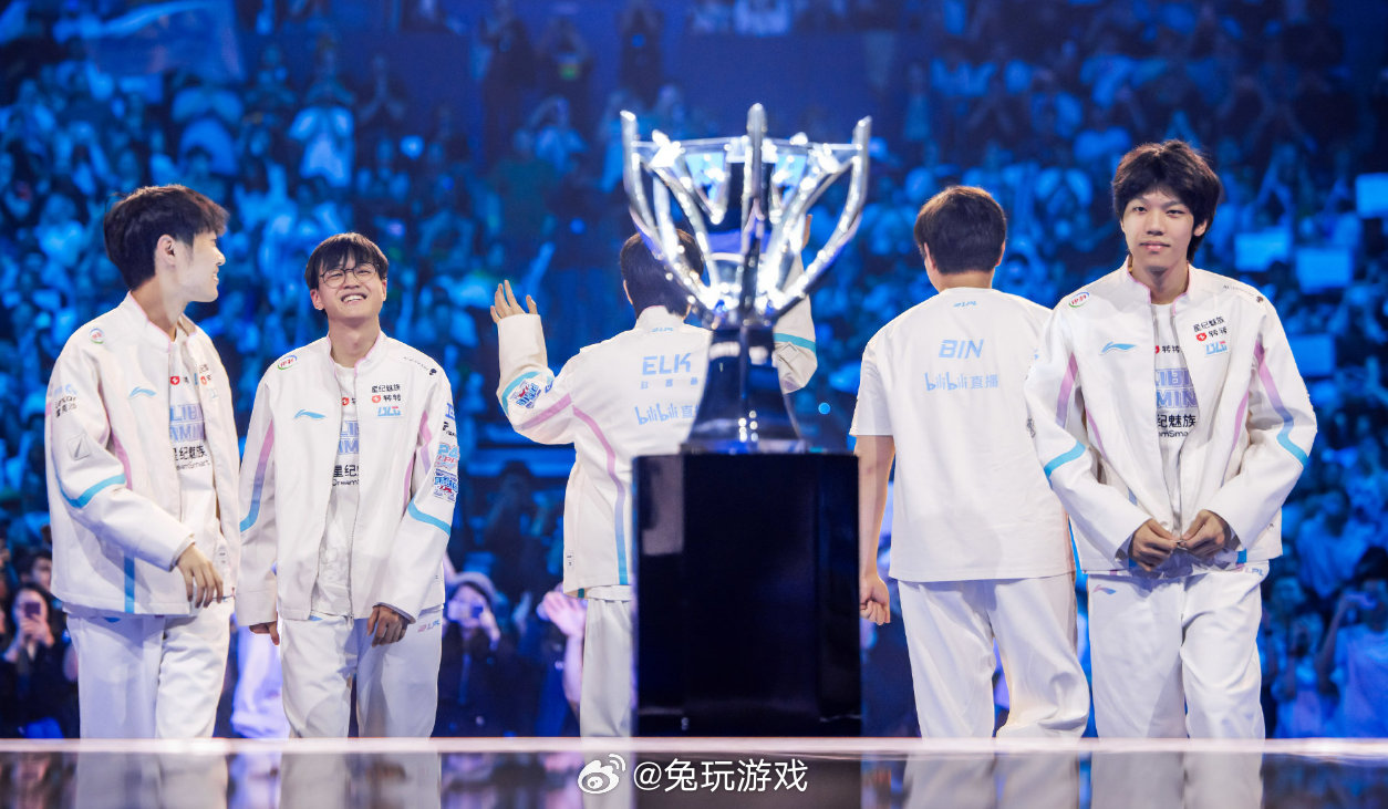 临近S14决赛，在与BLG交锋前，T1教练Tom发声：虽说T1连续三年晋级S赛决赛…|Bin|T1_新浪新闻