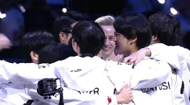 恭喜Faker加冕五冠王，Keria泪洒赛场，舞台属于T1，BLG落寞离场_新浪新闻