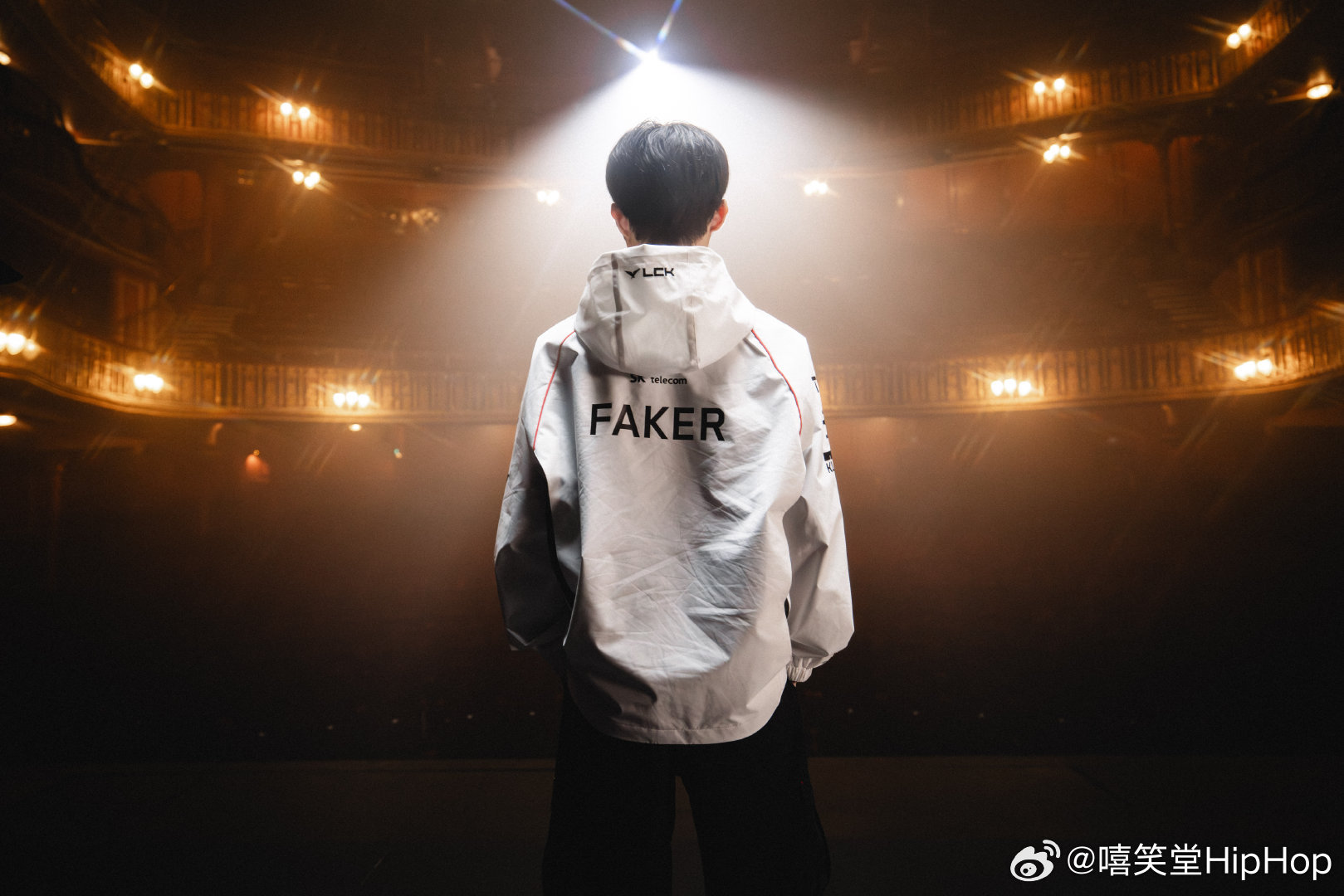 Faker拿下五冠王！带领T1击败BLG，以3：2比分，拿下英雄联盟S14总决赛冠军！|T1|Faker|blg_新浪新闻