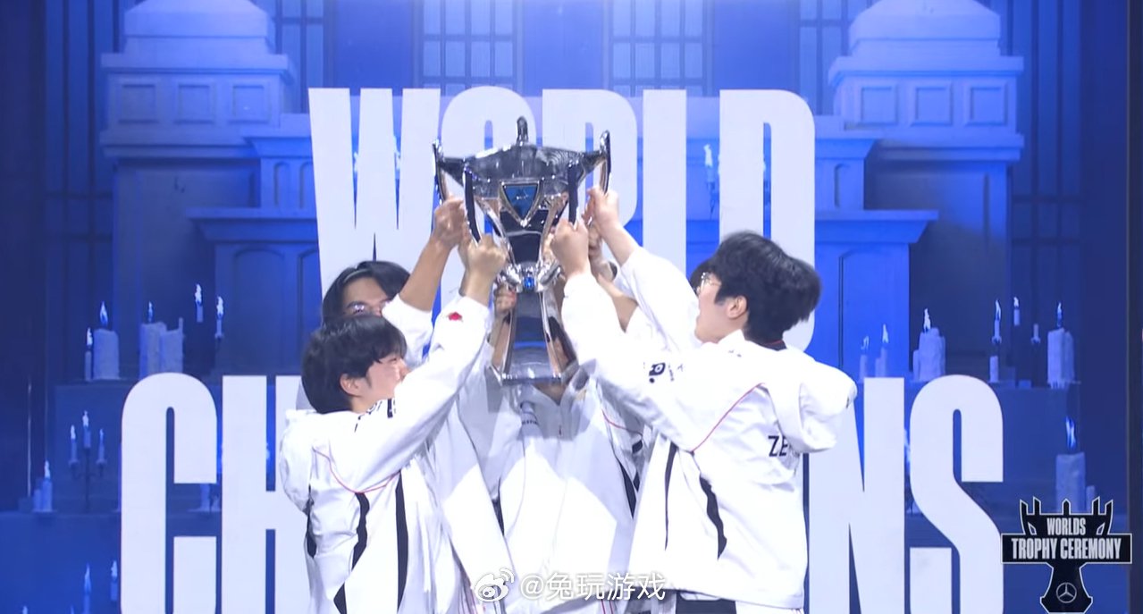 T1捧起了2024全球总决赛的冠军奖杯！|T1|总决赛|Faker_新浪新闻