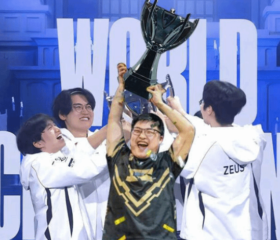 每年的保留节目！网友火速P出"Uzi捧杯图"引热议|Uzi|英雄联盟_新浪新闻