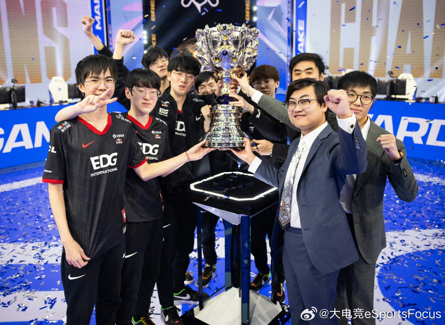 三年前的今天，EDG获得S11英雄联盟全球总决赛冠军，当年比赛你印象最深的是？|英雄联盟全球总决赛|S11|edg_新浪新闻