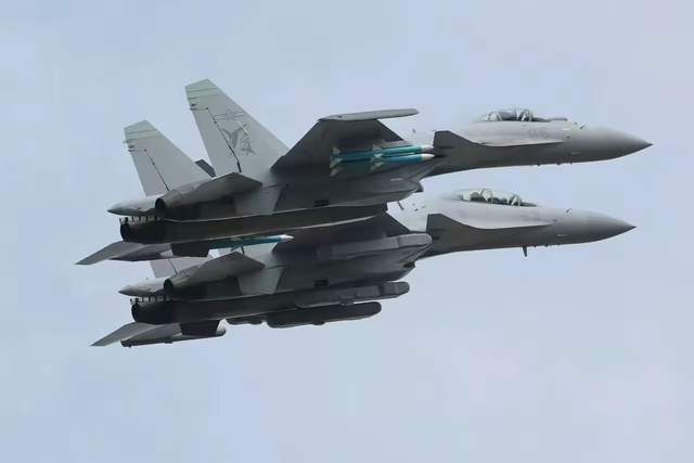 近距离亮相珠海，歼35A换国发实锤，国产战鹰终于全面走向国产化|发动机|推力|涡扇_新浪新闻